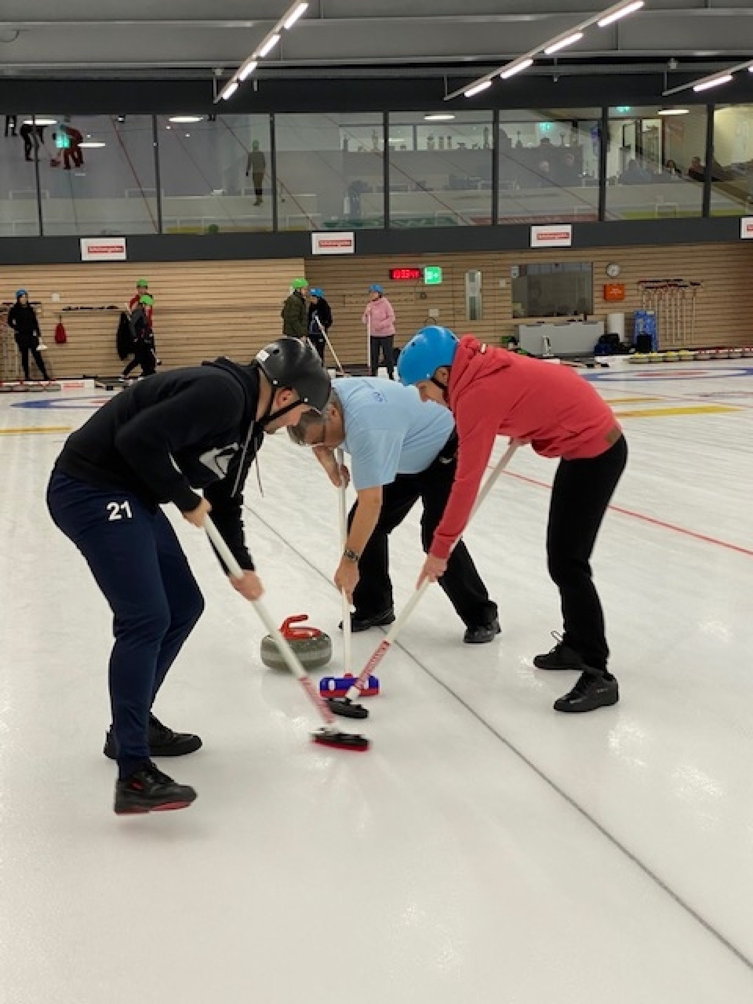 Die Mitarbeitenden beim Curling